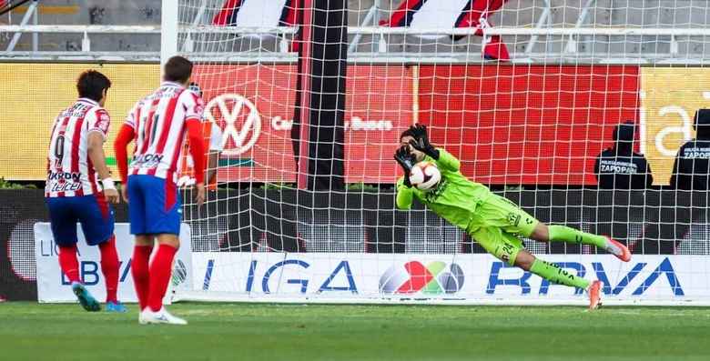Xolos De Tijuana Benny Díaz Hizo Olvidar A Jona Orozco Al Atajar Un Penalti A Jj Macías De Chivas