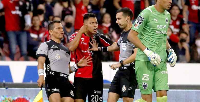 César Ramos marcó un polémico penal en contra de Rayados