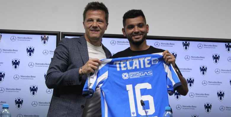 Tecatito Corona fue presentado como refuerzo de Rayados en el BBVA